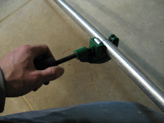 how to cut emt conduit pipe?